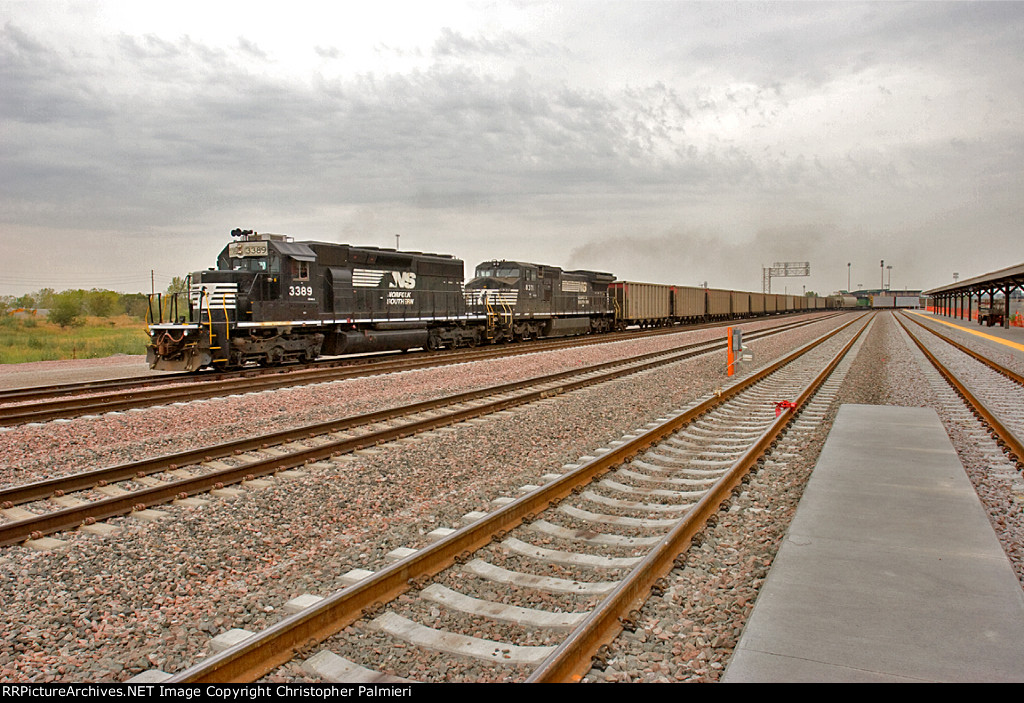NS 3389 and NS 8371 Lead BNSF E-CSSATM0-48